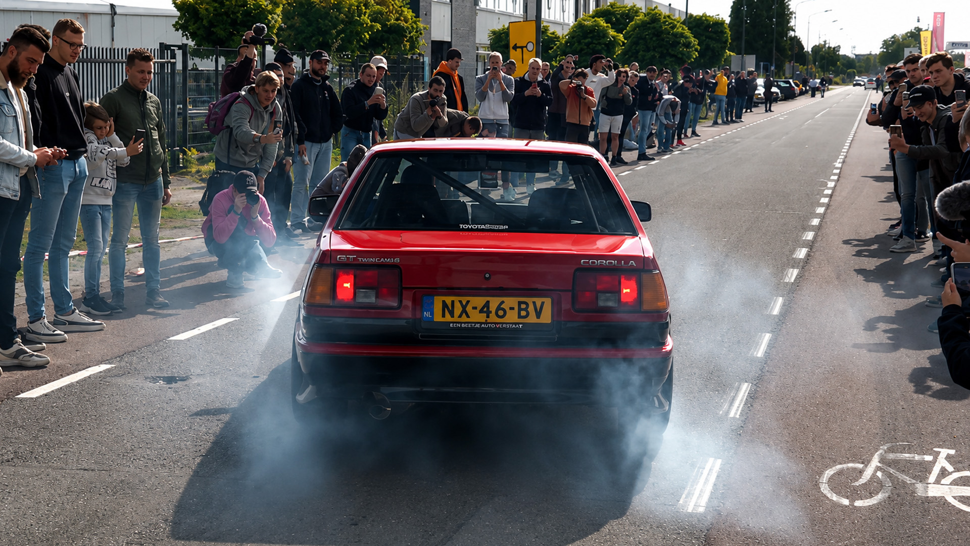 Klassieke Toyota Corolla doet een spectaculaire burnout voor het publiek