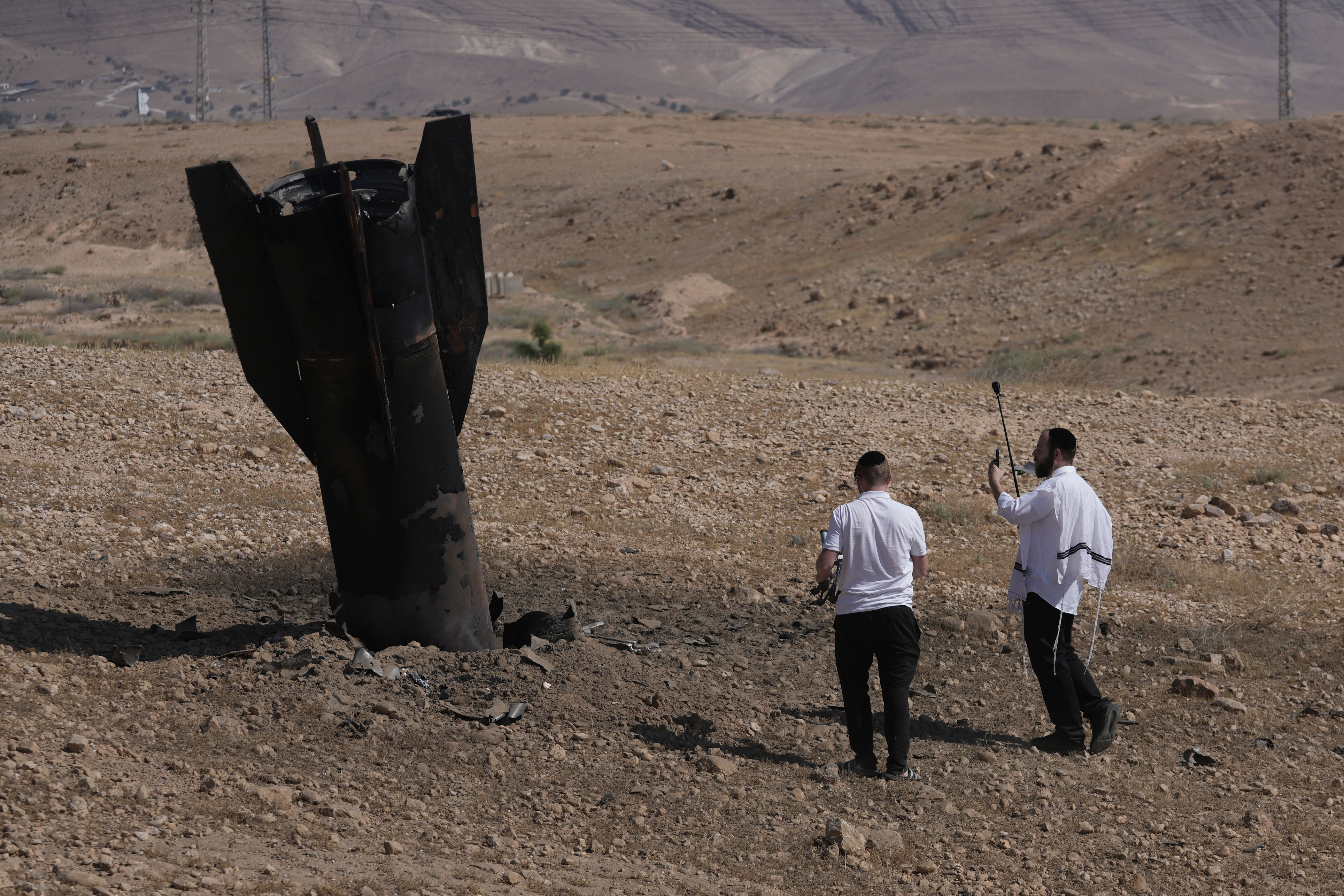 Israel e Irán intercambian ataques, lo que amenaza con devolver a la ...