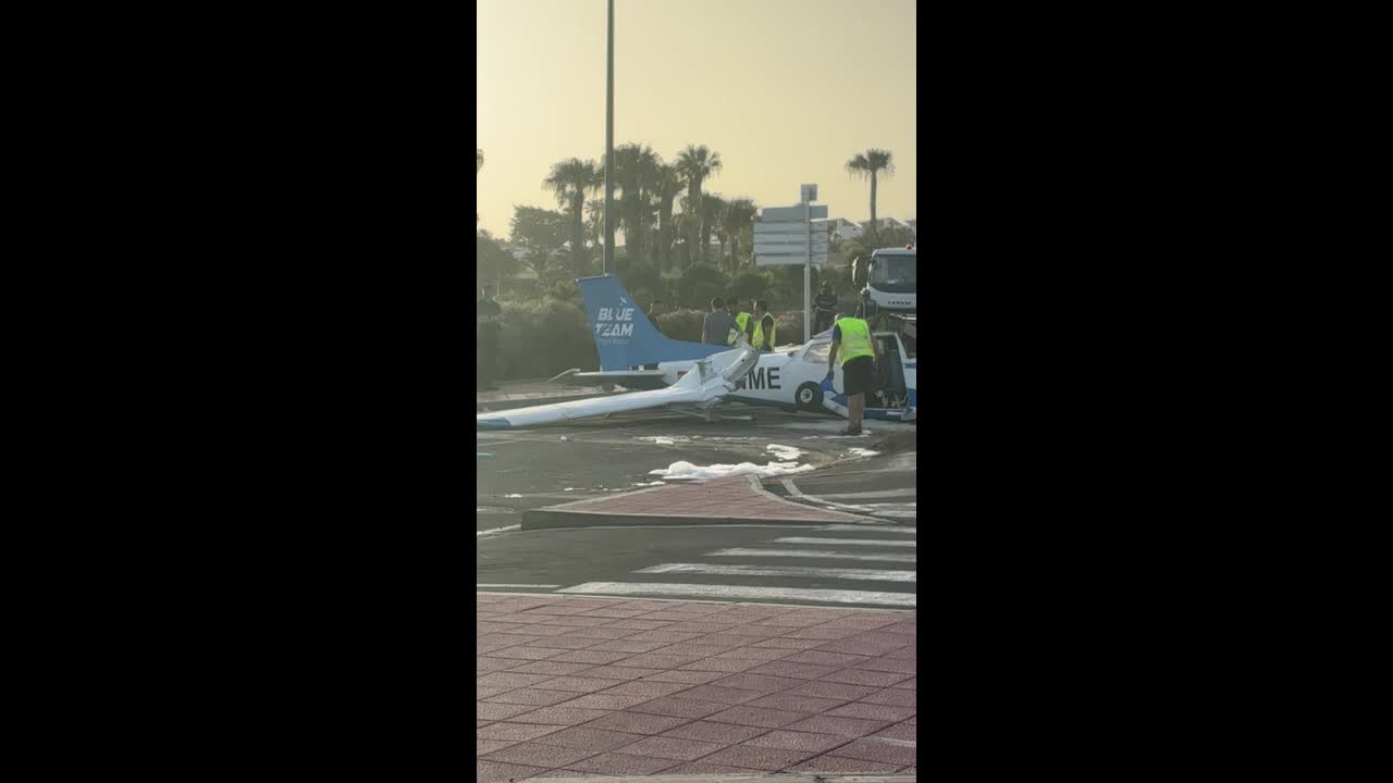Small training plane makes emergency road landing near Tenerife hotels