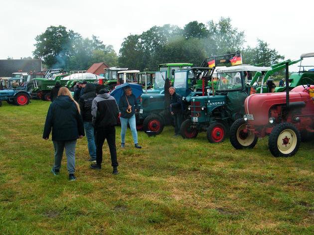 Oldtimer-Freunde reisen eine Stunde mit 20-PS-Trecker nach Dickel