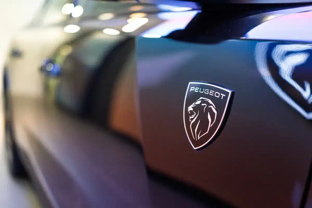 Oubliez le volant rond : Peugeot impose un rectangle sur la nouvelle ...