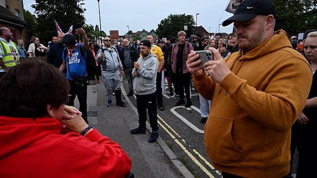 Protesters stick it to Southampton police by blasting Nickelback-esque ...