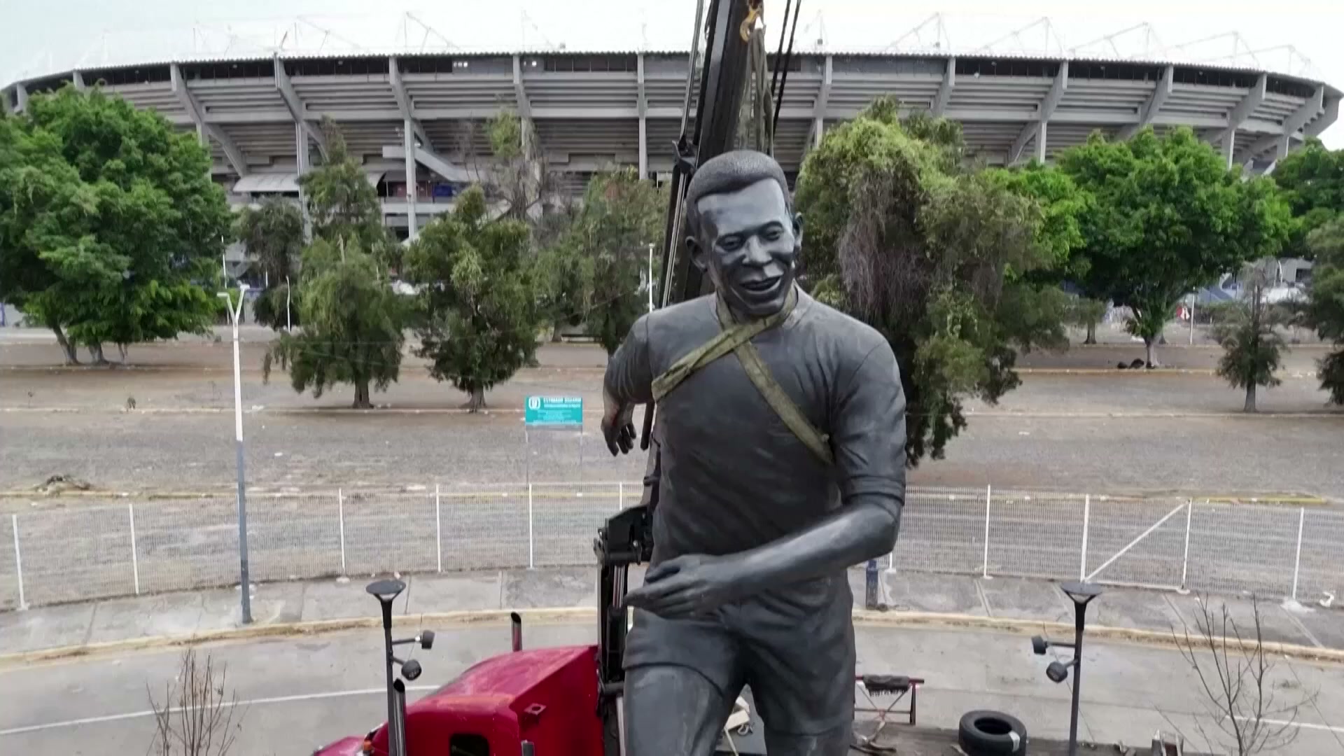 Estátua gigante de Pelé erguida junto a estádio antes do Mundial 2026