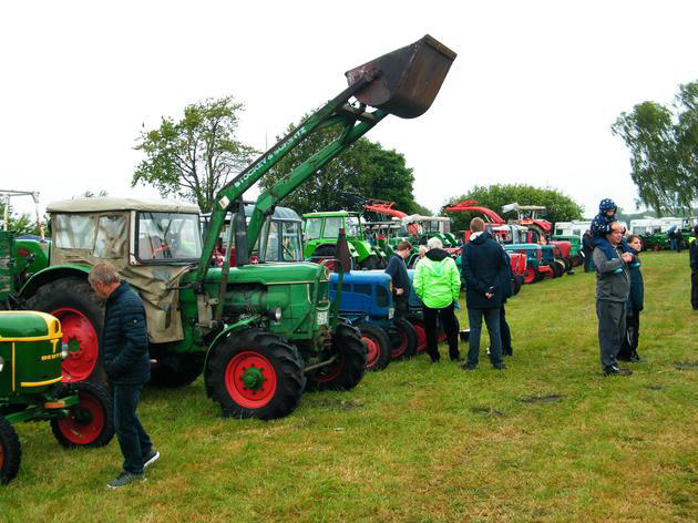 Oldtimer-Freunde reisen eine Stunde mit 20-PS-Trecker nach Dickel
