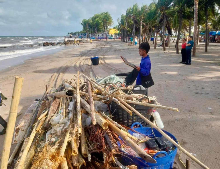 Stop dumping trash, mayor pleads, it's polluting Bang Saen beach
