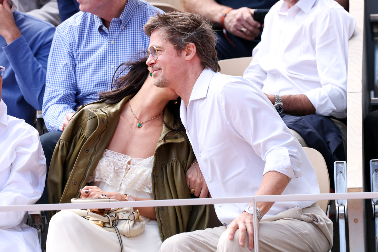 Mentre i figli lo rinnegano, Brad Pitt si consola con i baci di Ines de ...