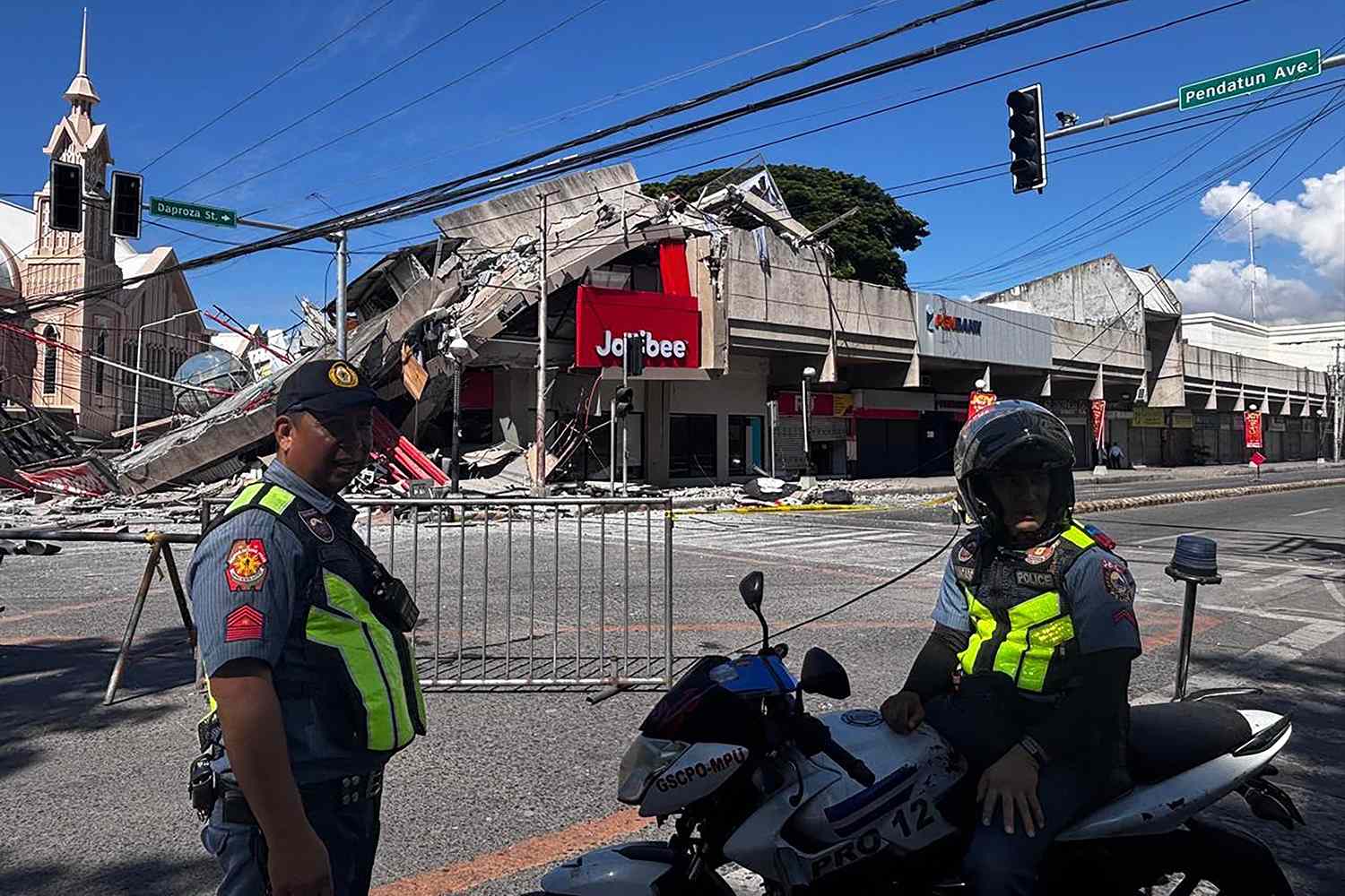 7.8-magnitude earthquake leaves more than 30 dead after buildings ...