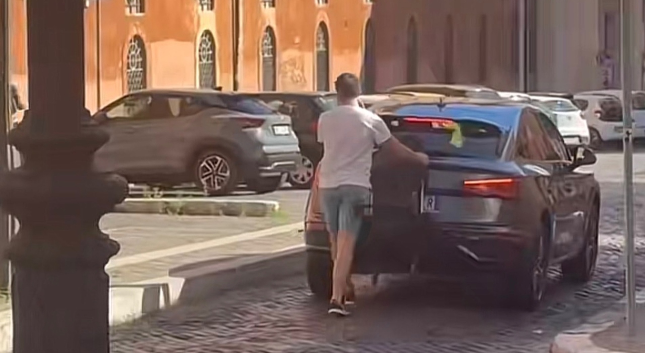 Roma, con il passeggino copre la targa dell'auto per superare il varco ...