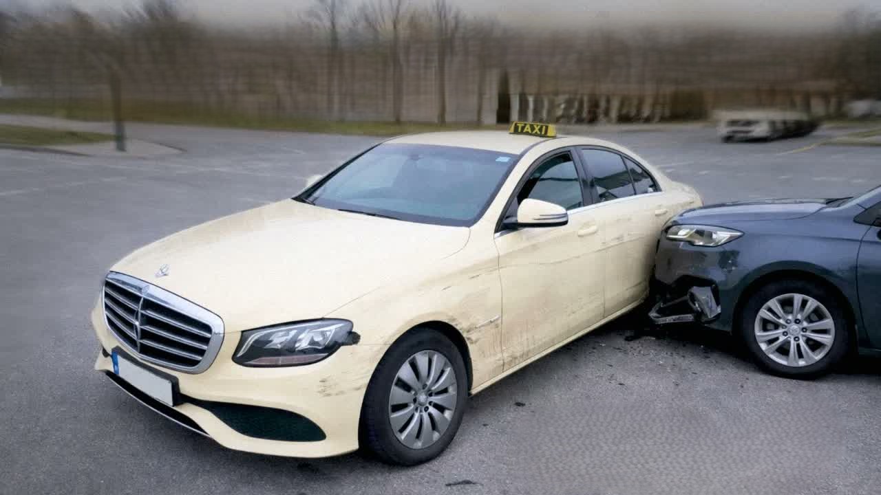 Plötzlich krachte es – Taxi wird mitten im Verkehr getroffen