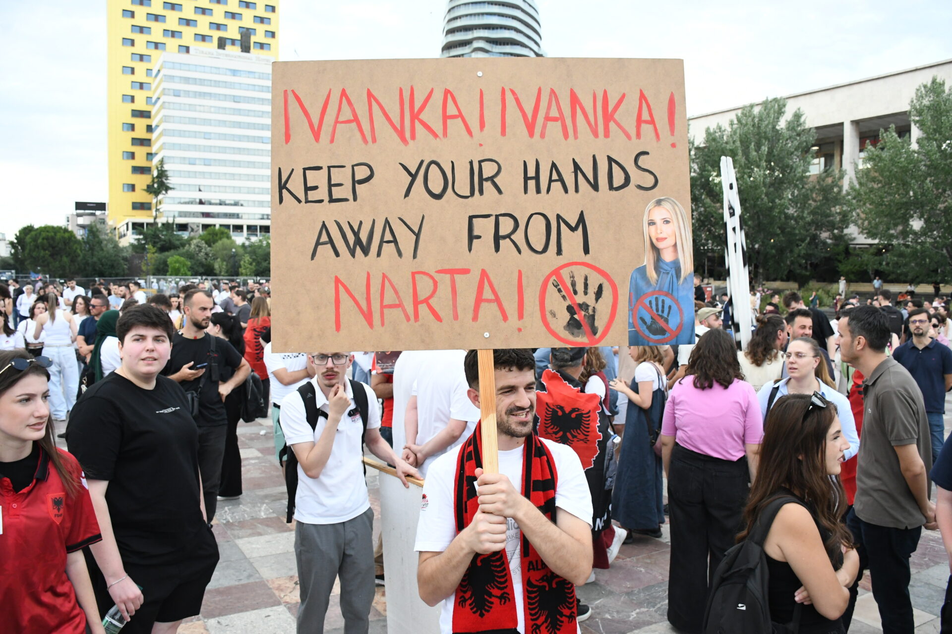 Ivanka Trump and Jared Kushner: A protest against the tourist complex ...