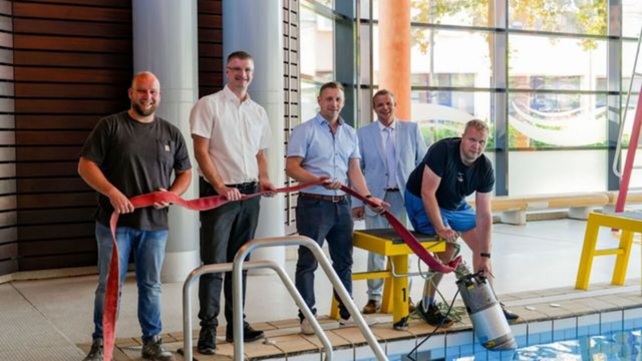 Hünfeld pumpt 12.000 Liter Schwimmbadwasser in den Park