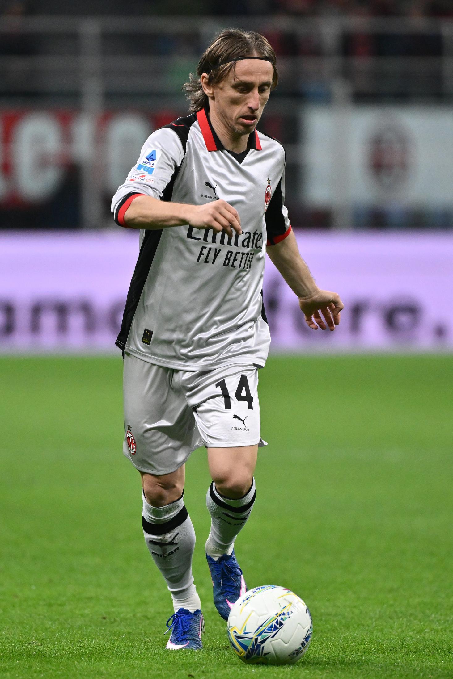 Modric-Calhanoglu, futuro in bilico. Milan e Inter coi tormenti in regia