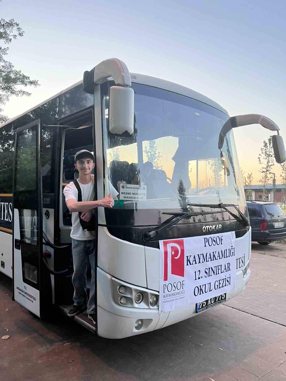 Posof Kaymakamlığı’ndan öğrencilere büyük moral: Rize gezisi düzenlendi