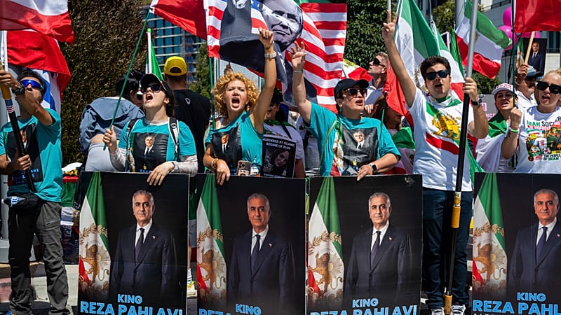 Iraniani in protesta fuori dallo stadio dei Mondiali prima della ...