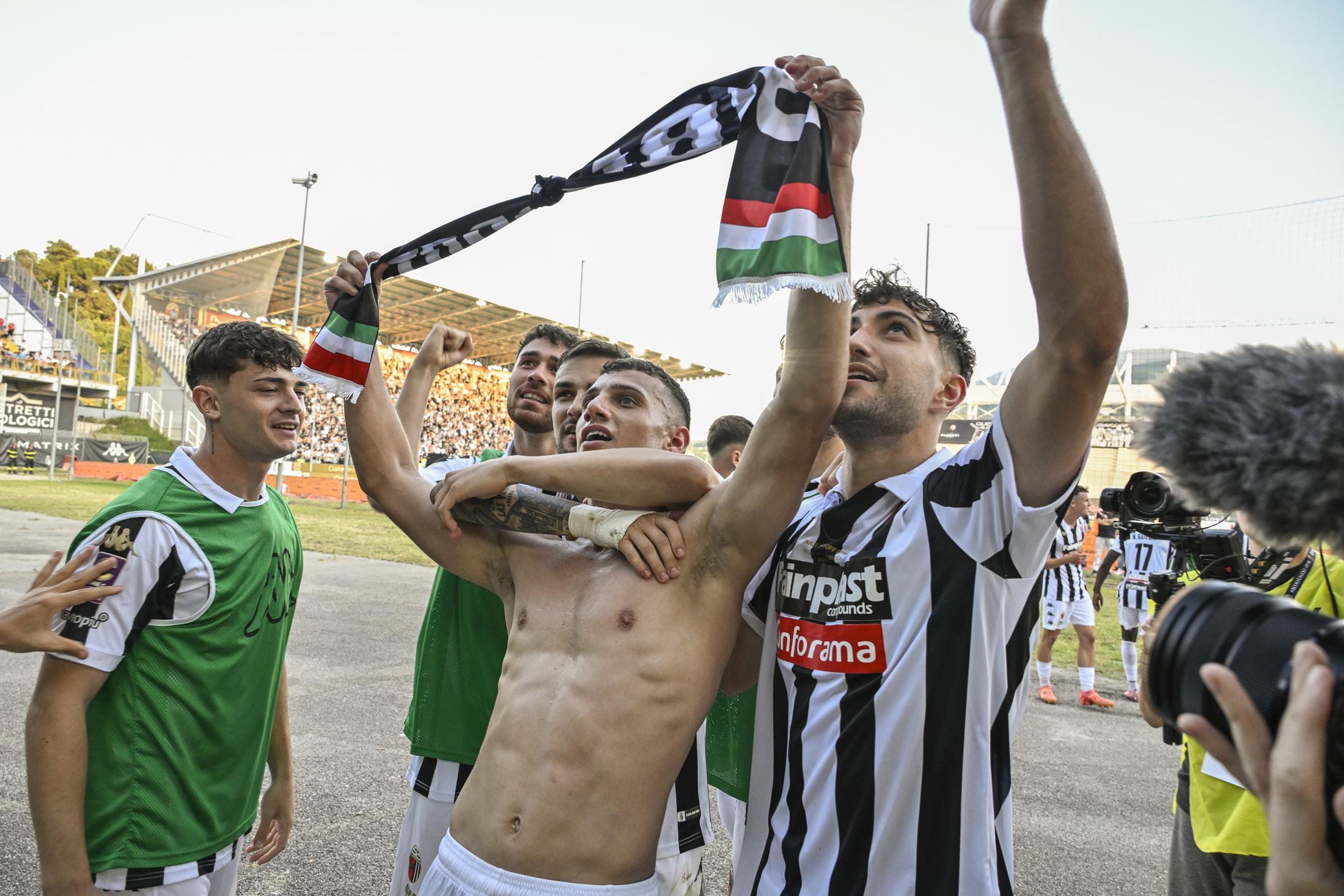 Ascoli da sogno: è Serie B I bianconeri travolgono il Brescia con Rizzo ...