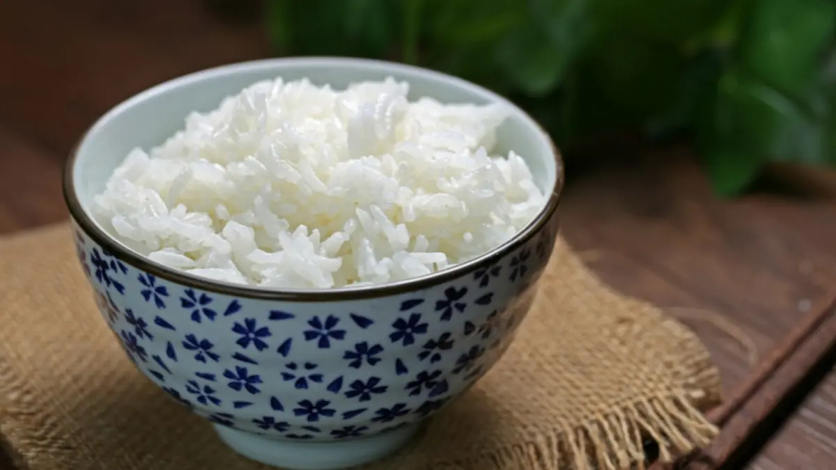 Mana yang lebih sehat, nasi hangat atau nasi dingin? Simak penjelasan ...