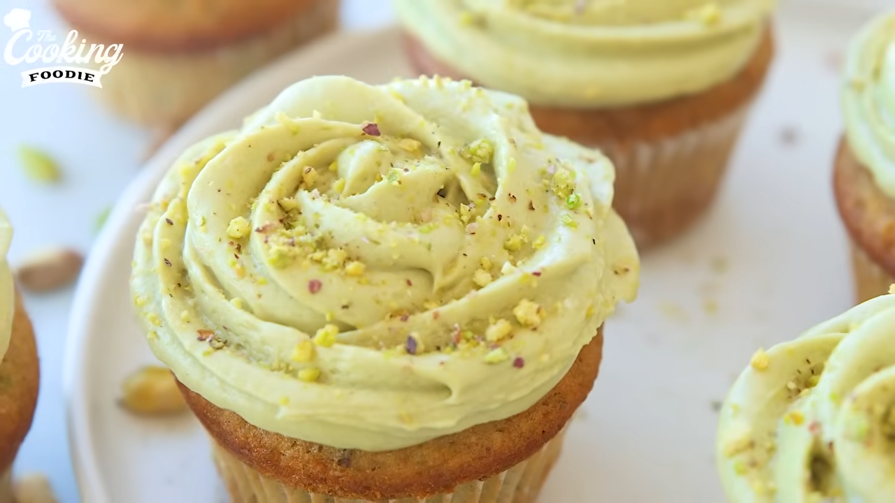 Soft green cupcakes for coffee breaks, rainy days, and tiny celebrations