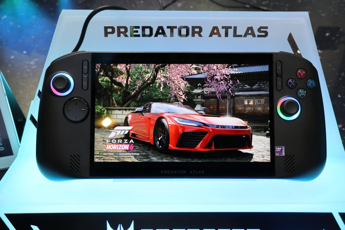 本気のインテル入ってる手持ちゲーミングPC「Acer Predator Atlas 8」