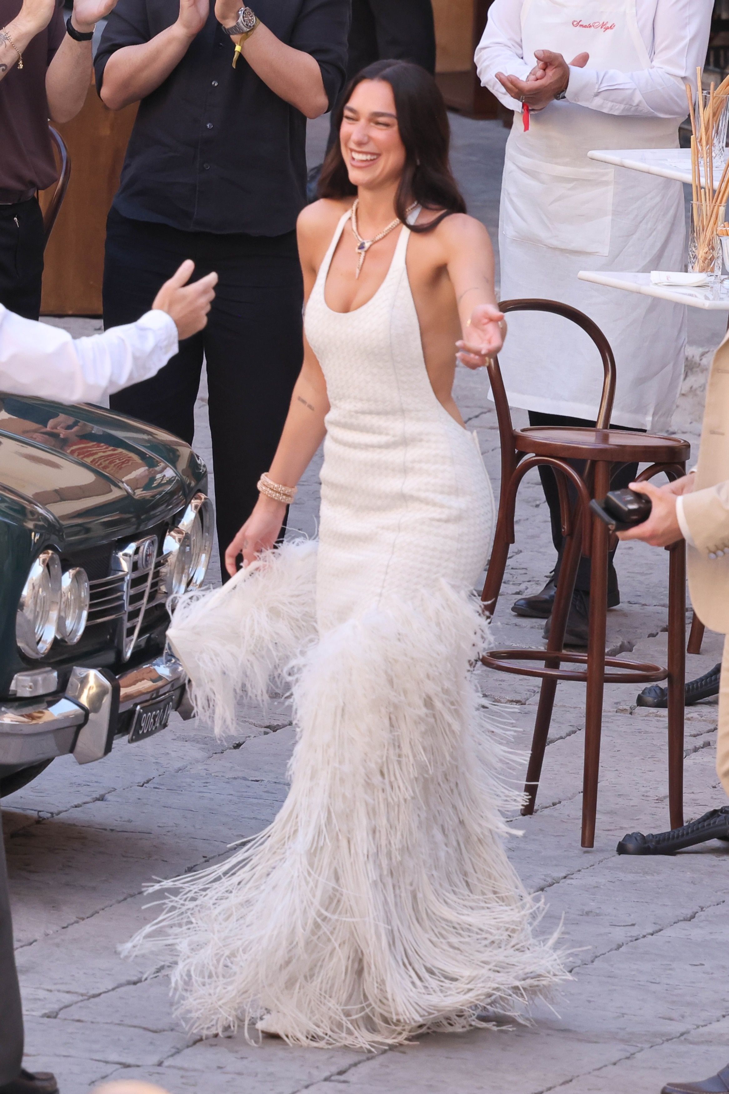 480 000 perles, 25 000 plumes… Dua Lipa révèle la robe de mariée Chanel ...
