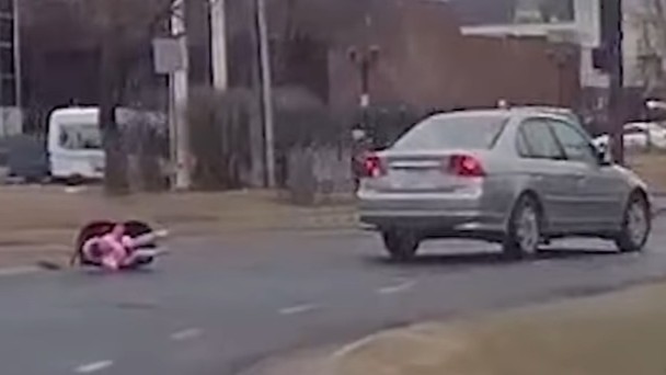 A toddler fell into traffic, then the Karen mom blamed police - until ...