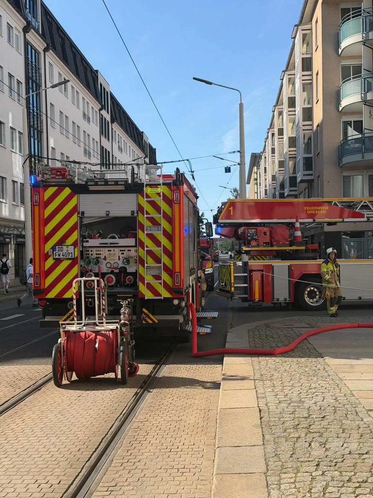 Wohnungsbrand in Dresdner Neustadt legt Straßenbahnverkehr lahm