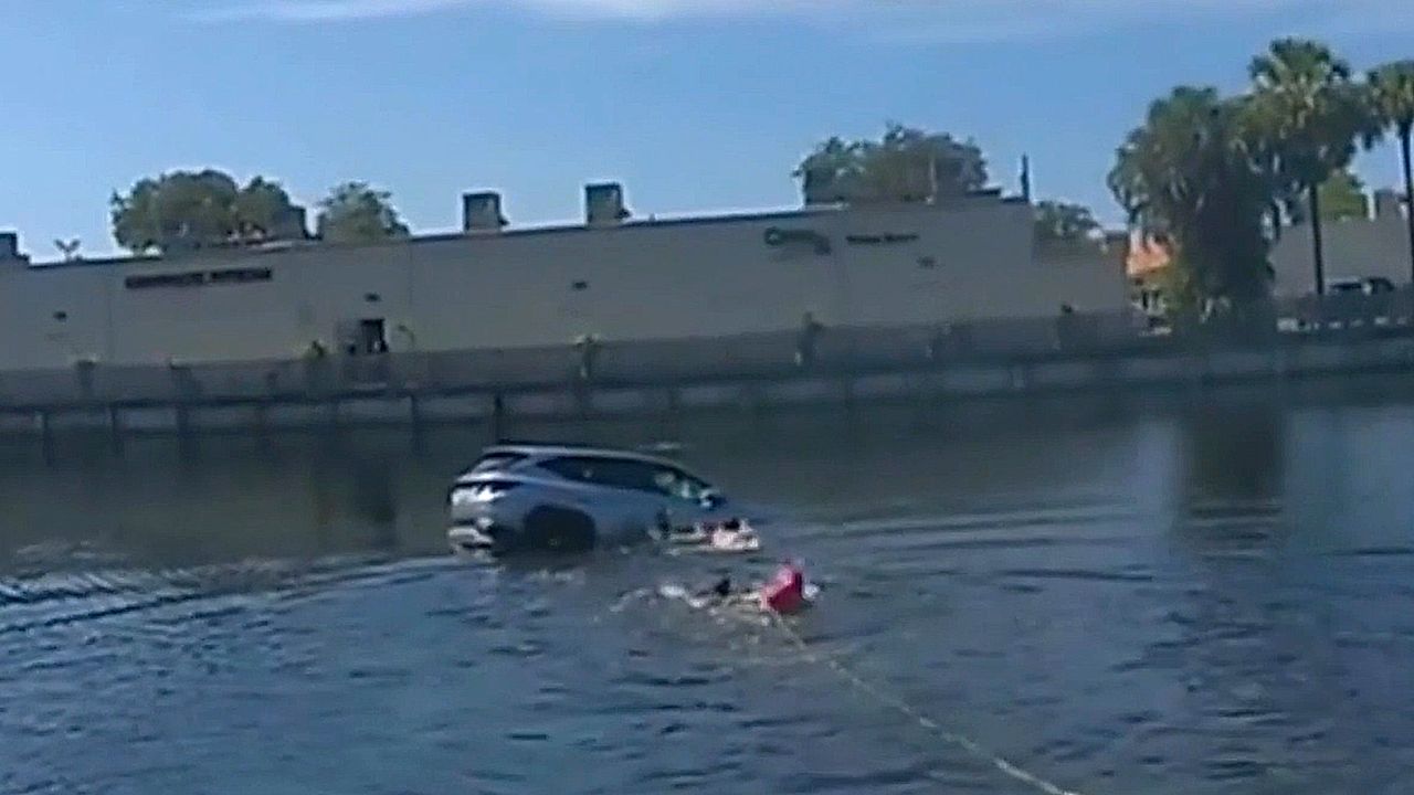 Florida first responders rescue elderly driver from sinking car