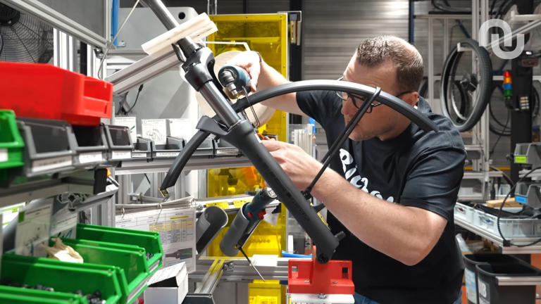 Comment construit-on un vélo électrique ? On a visité l’usine Moustache ...
