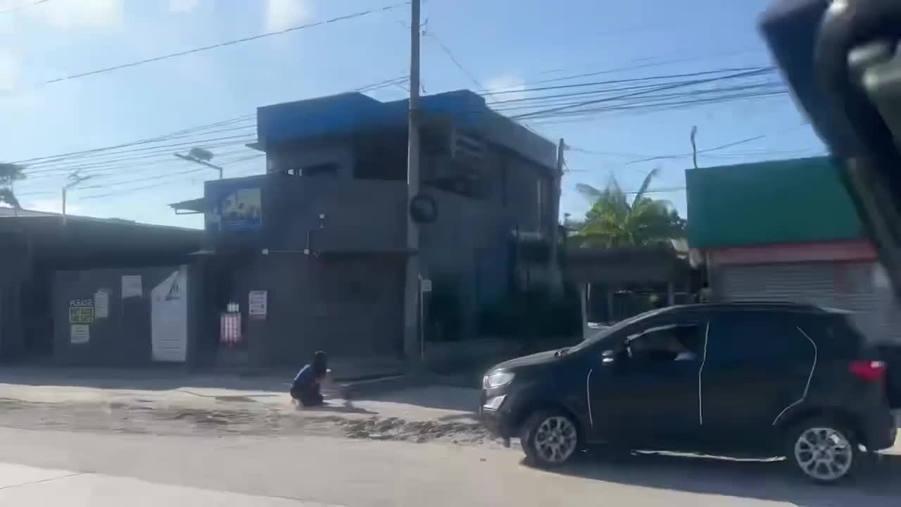 Drivers stop in middle of road as earthquake shakes ground