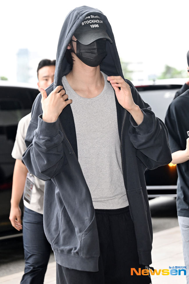앤팀 케이 ‘후드와 마스크로 꽁꽁’[포토엔HD]