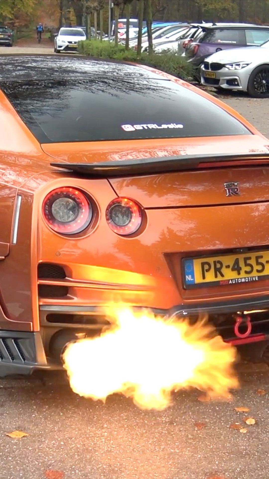 Nissan GT-R R35 shoots flames on the street