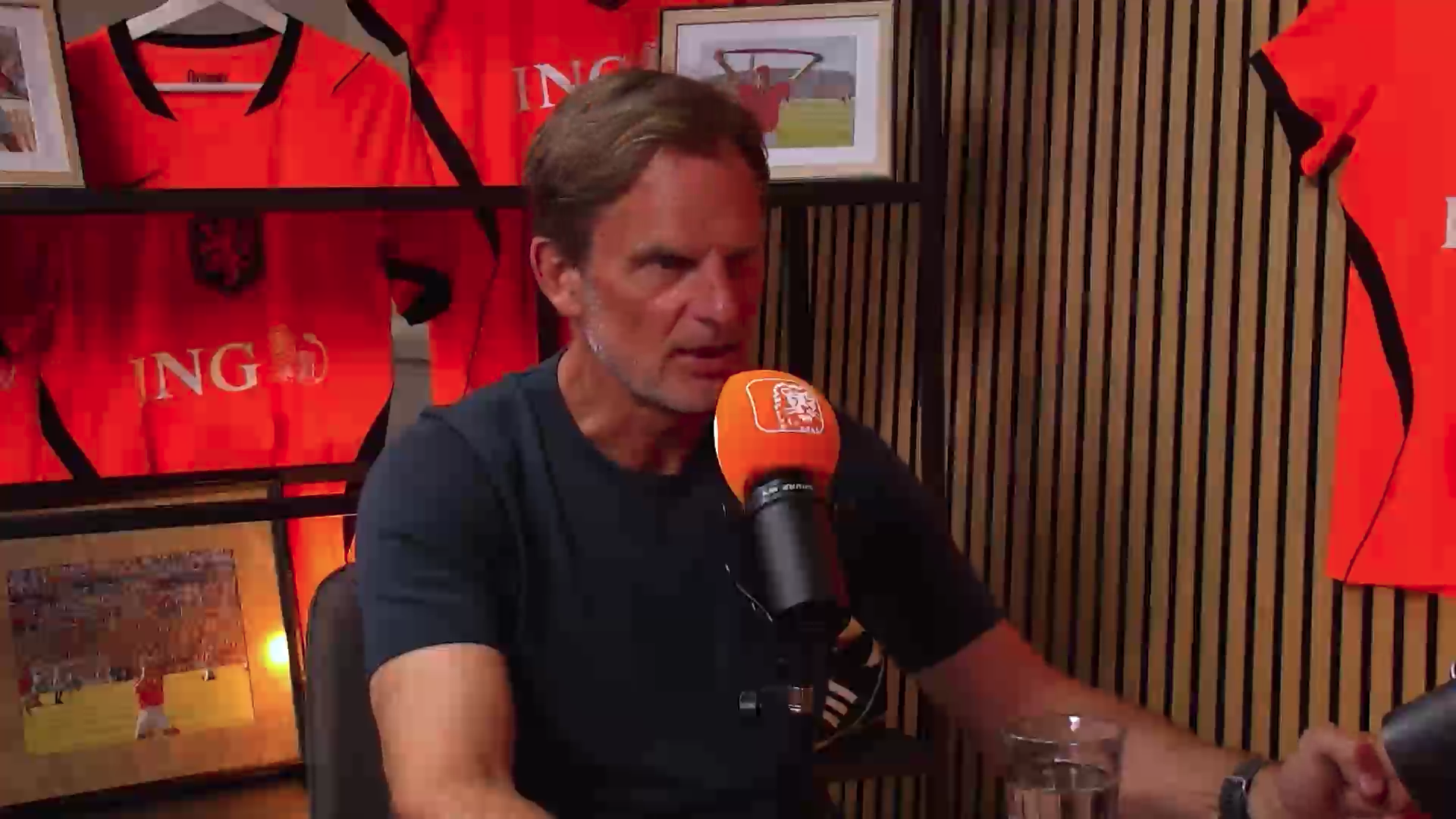 De Boer noemt pijnlijkste Oranje-moment: 'Je baalt dan echt als een ...