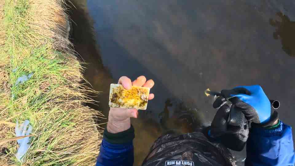 Wer hat das im Wasser versenkt? 2.000 € wertvolle Gegenstände im Fluss ...