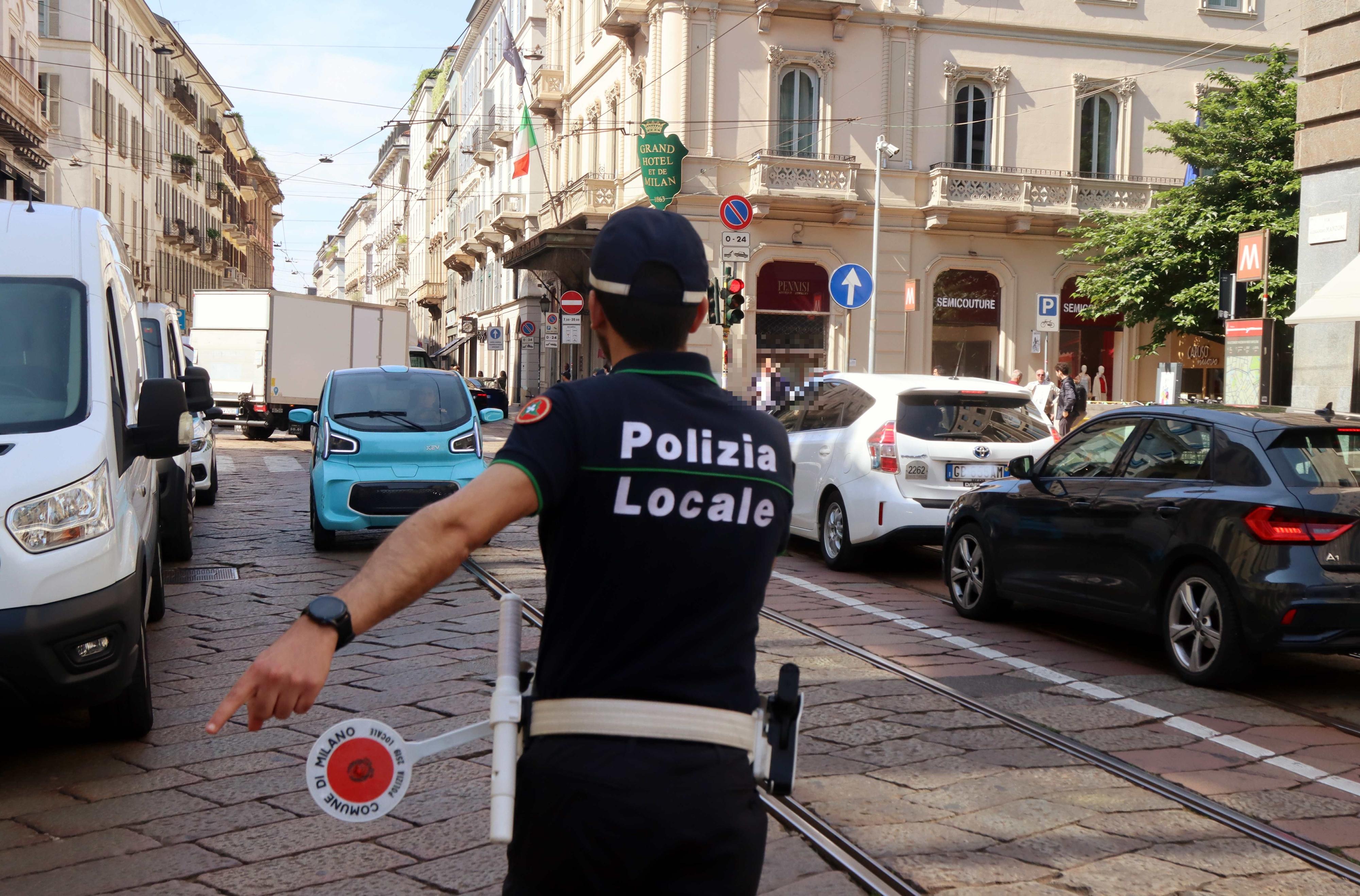 Lancia sasso e coltello contro agente di passaggio: arrestato 16enne a ...