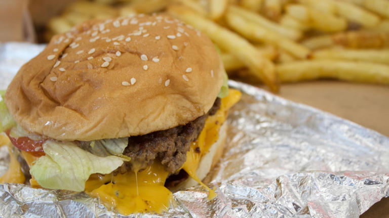 The pricey burger chain that doesn't use seasoning on its patties