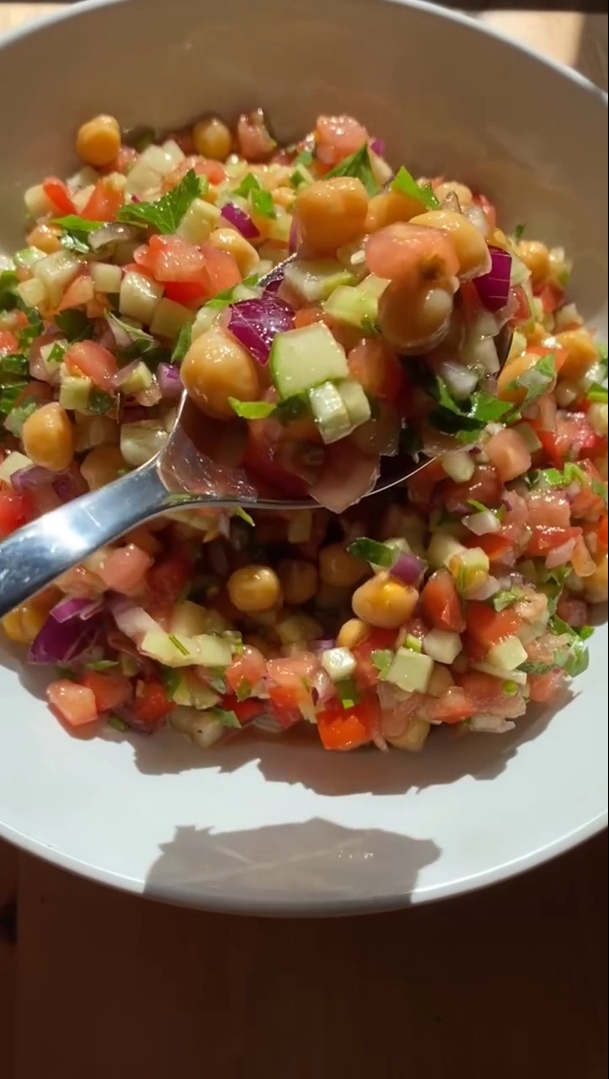 Easy chickpea salad that’s fresh and filling