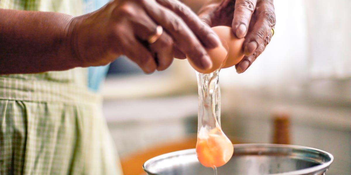 Whole eggs vs. egg whites: A doctor and dietitian reveal which is ...