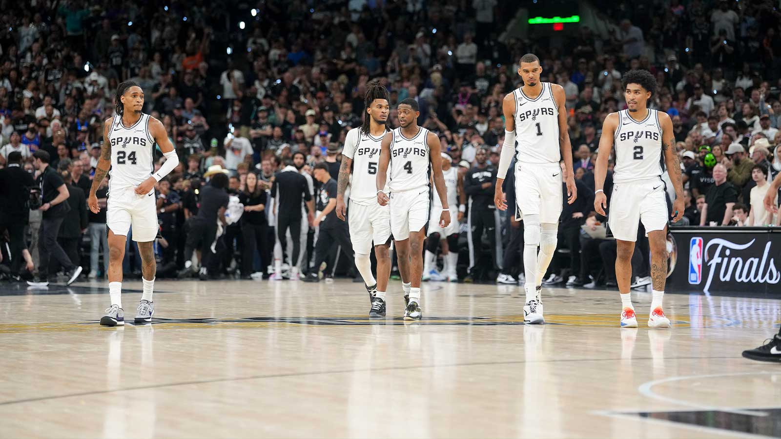 Spurs’ Victor Wembanyama praises De’Aaron Fox in revealing message ...