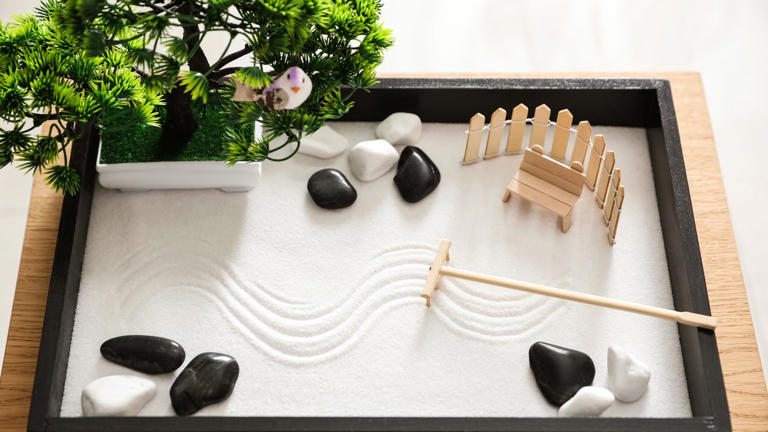 A zen mini kert az új sláger az íróasztalon: egy kis homok és kavics ...