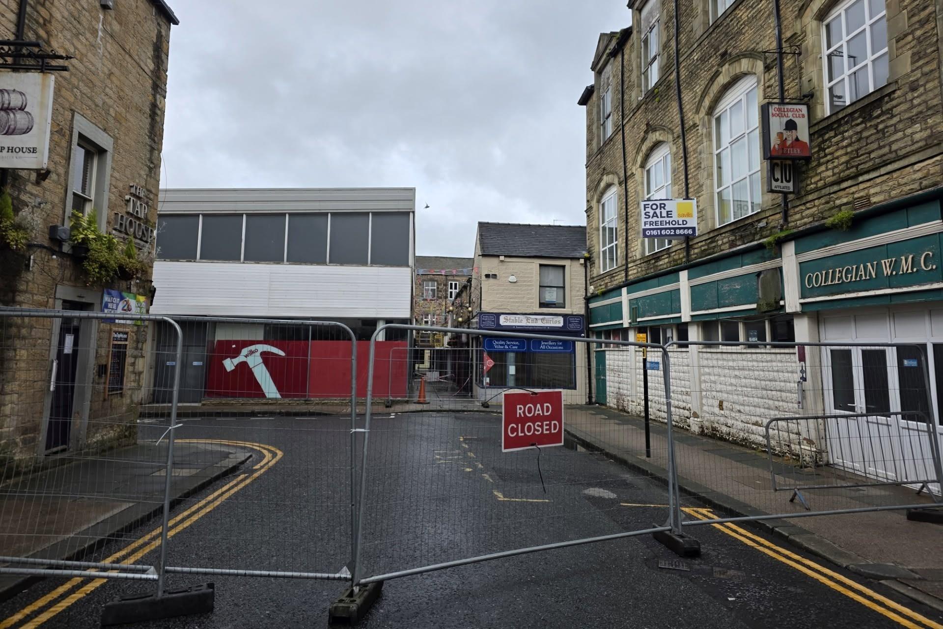 Workmen at scene of unsafe building in Lancaster after yesterday’s road ...