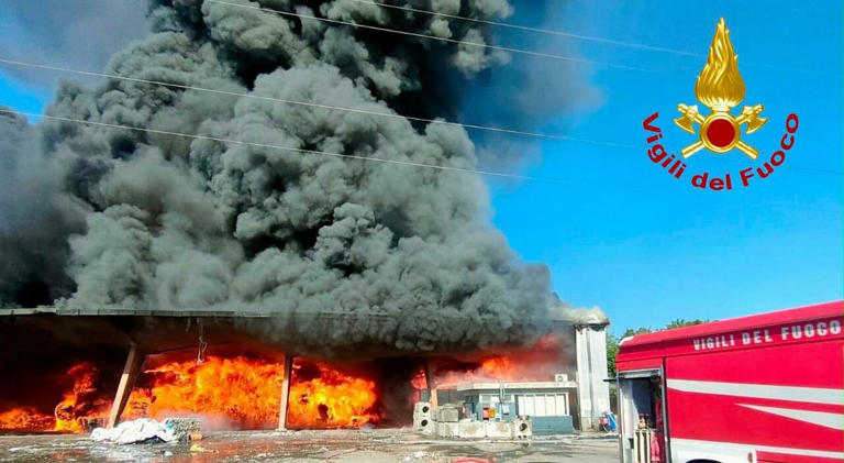 Enorme incendio a Lugnano, in fiamme capannone della Delca Energy: nube ...