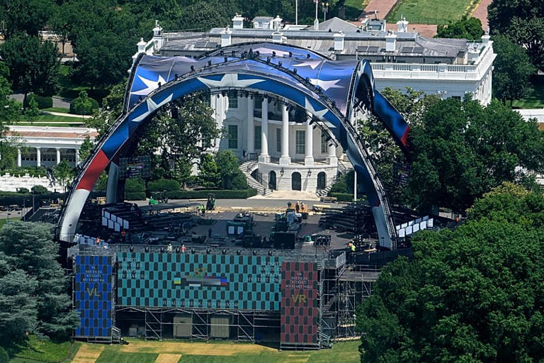 Las celebridades dan la espalda al combate en jaula del cumpleaños de Trump