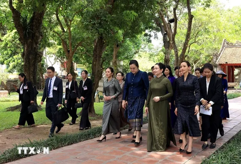 Phu nhân Thủ tướng Lê Minh Hưng cùng phu nhân Thủ tướng các nước Lào ...