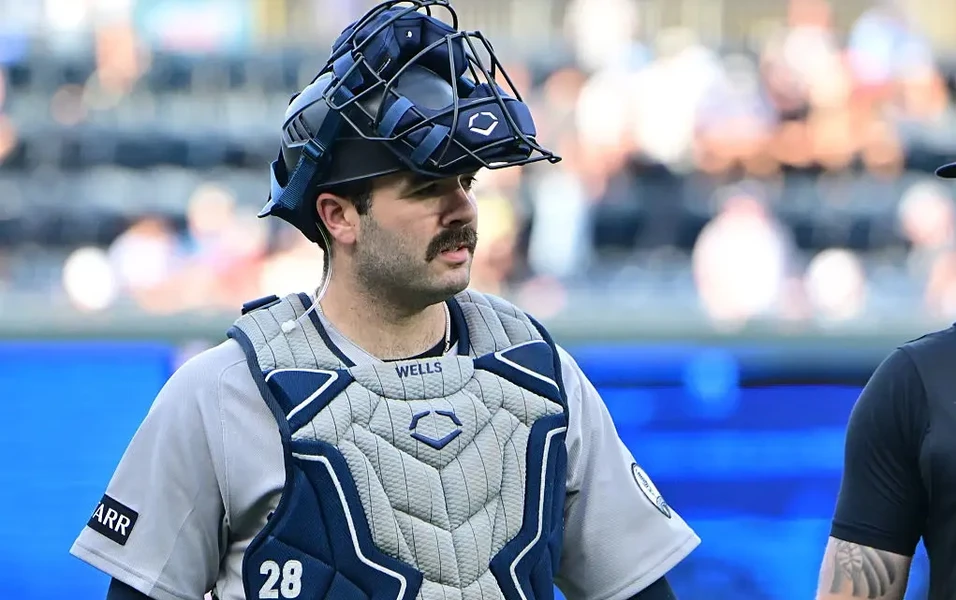 Yankees eye Red Sox catcher amid Wells injury woes