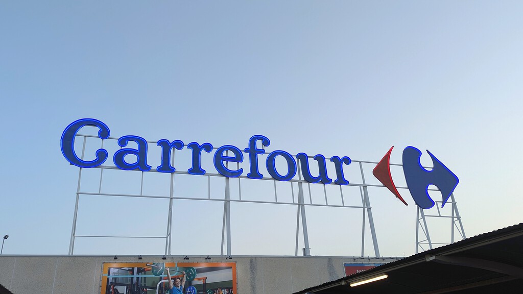 El set de mesa, banco y sillas de Carrefour que está en liquidación y ...