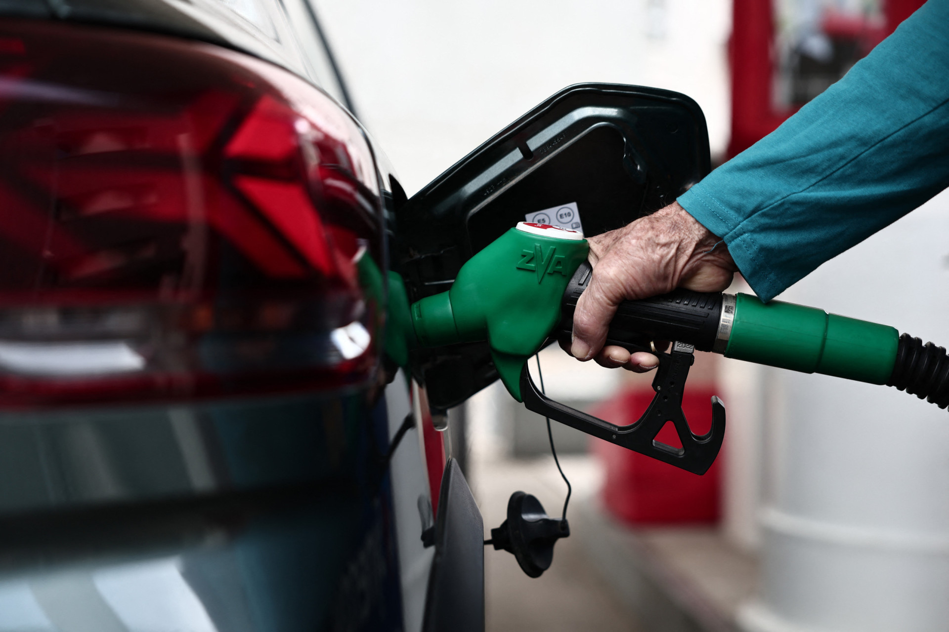 Driving tips to save gas during a fuel crisis