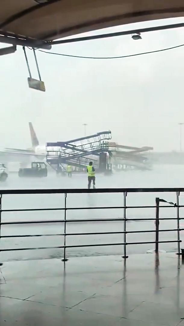 3 Flugzeuge beschädigt: Video zeigt, wie Gangway über Flughafen rollt