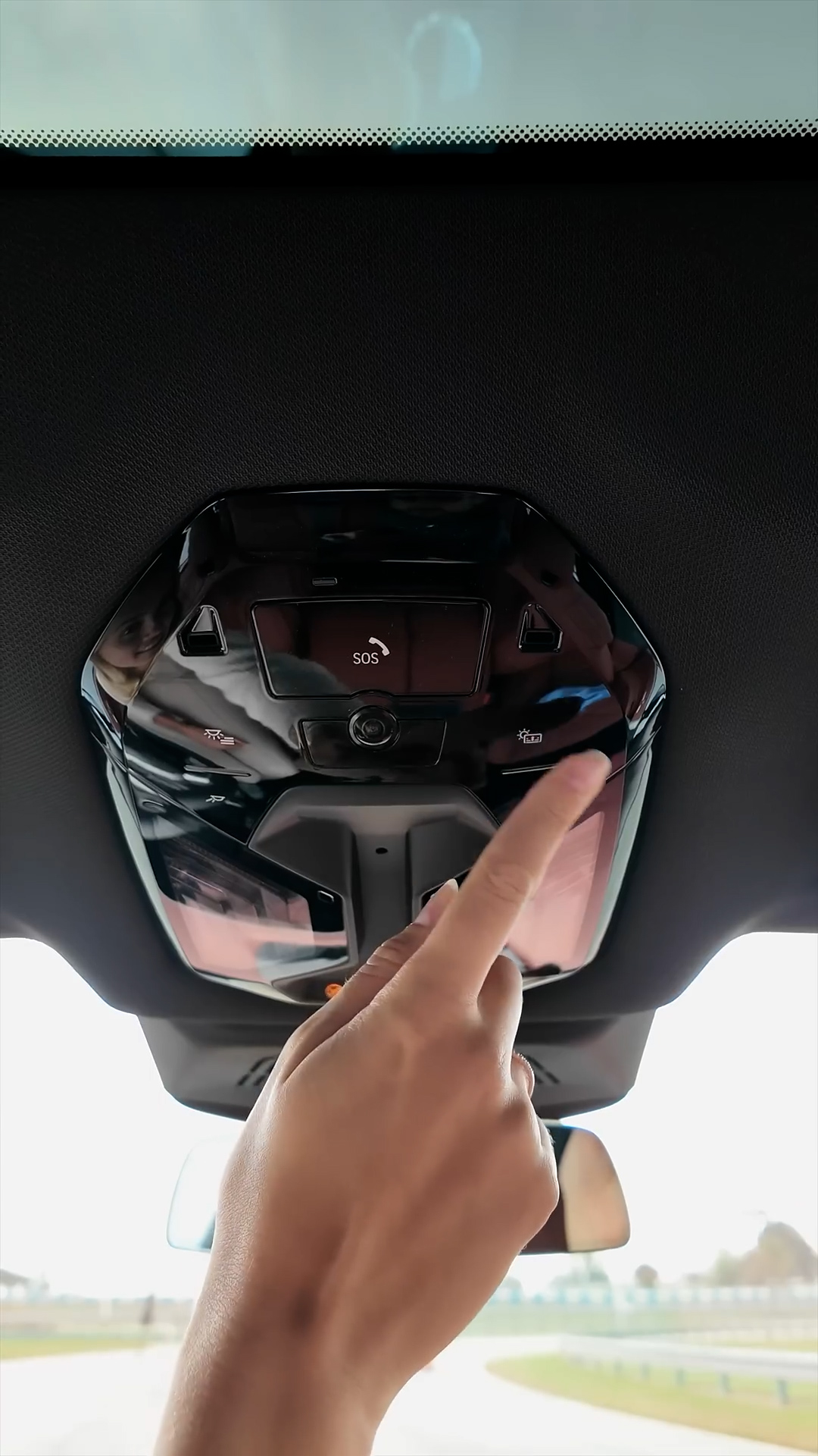 An electrochromic roof that changes with one touch