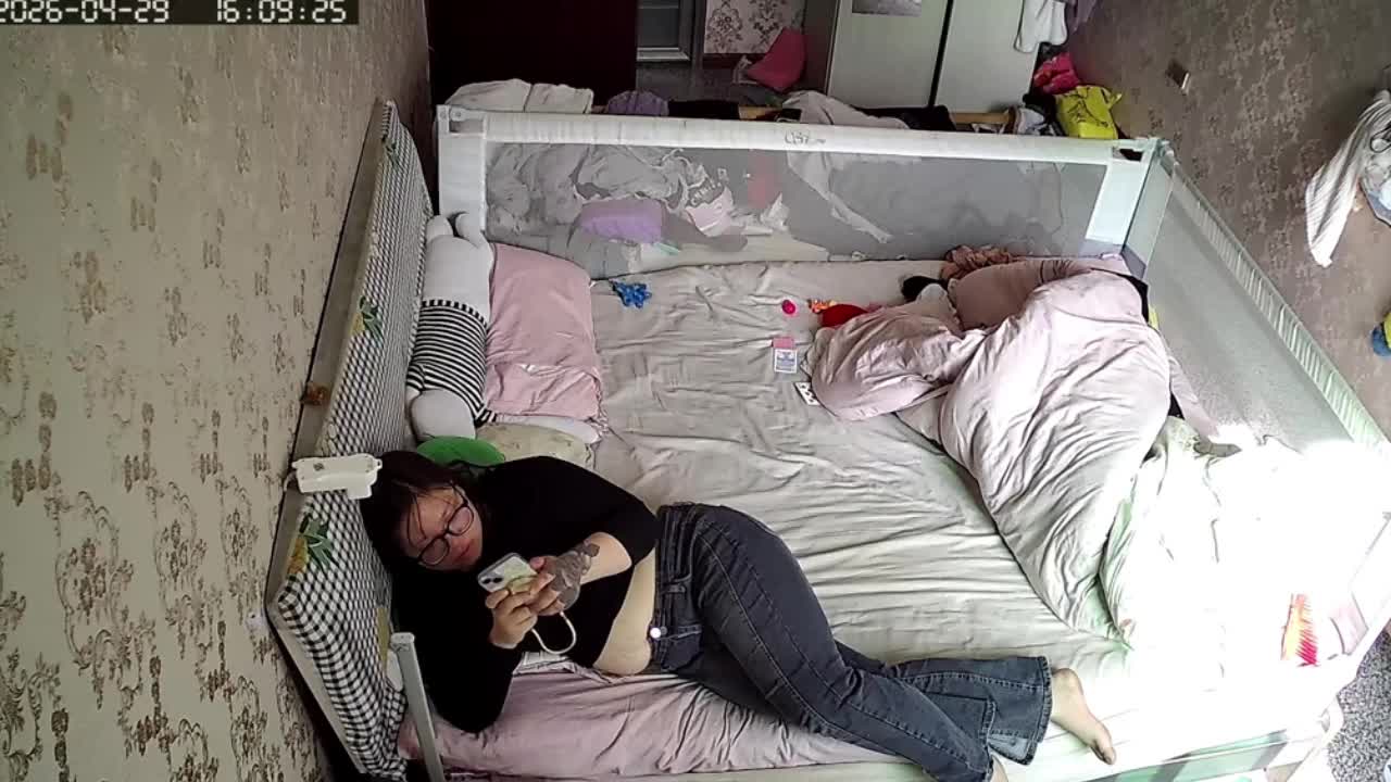 Toddler playfully approaches mother with small knife in Chongqing, China
