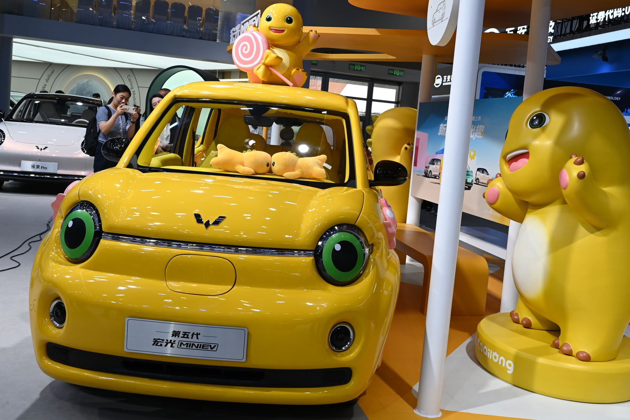 China's car manufacturers slash their forecasts for 2026