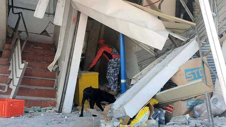 A 7.8 magnitude quake in the Philippines kills at least 32, collapses ...